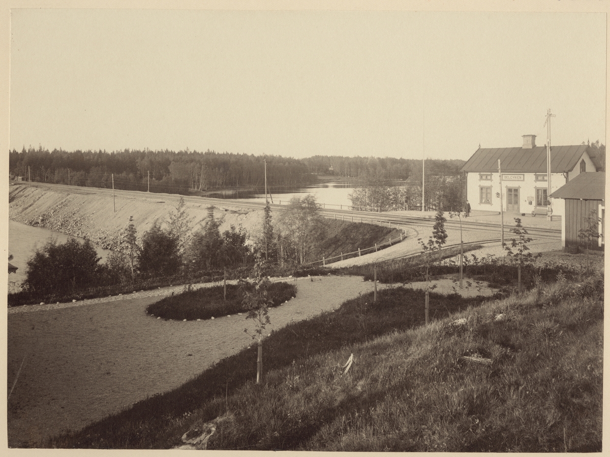 Banvall vid Bälgvikens järnvägsstation. - Järnvägsmuseet / DigitaltMuseum