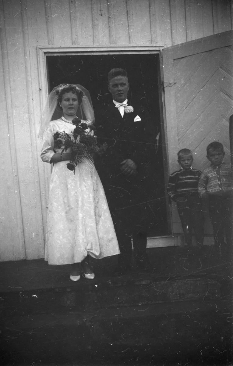 Brudeparet Astrid Rundsveen og Karl Lien i 1962 kommer ut av Vestre ...