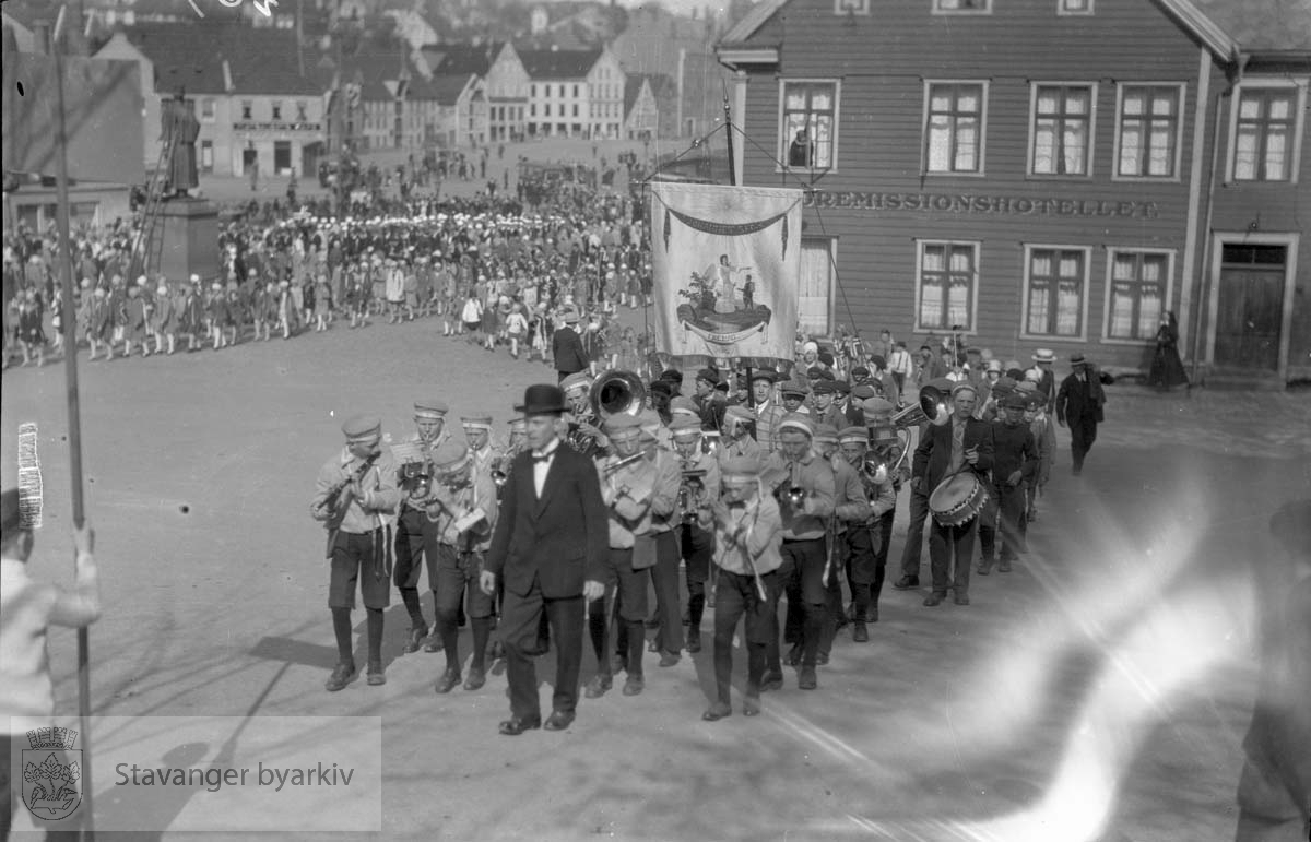 Johannes skole med korps og fane leder an 17. mai-toget - Stavanger ...