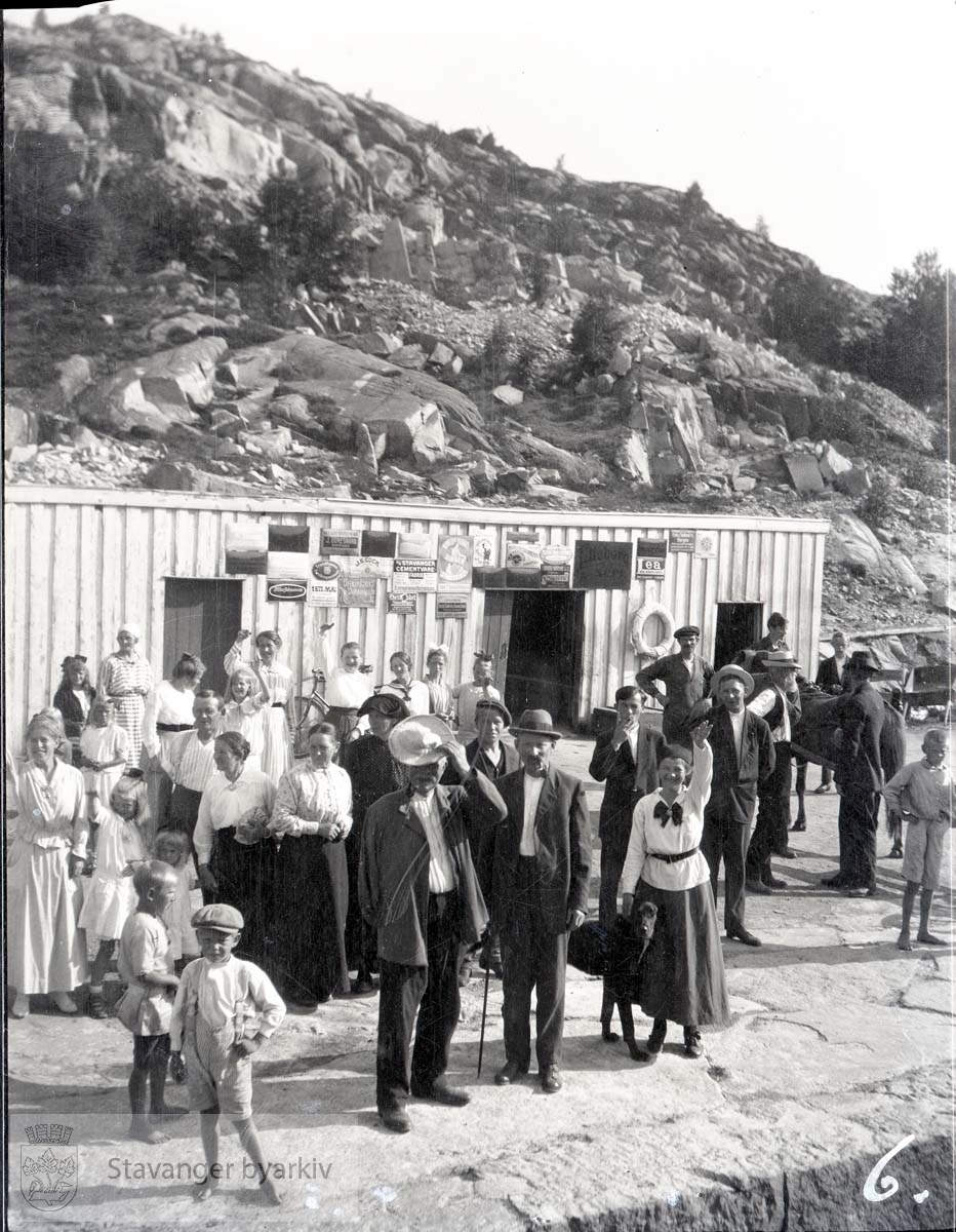 Folk på kaien vinker farvel - Stavanger byarkiv / DigitaltMuseum