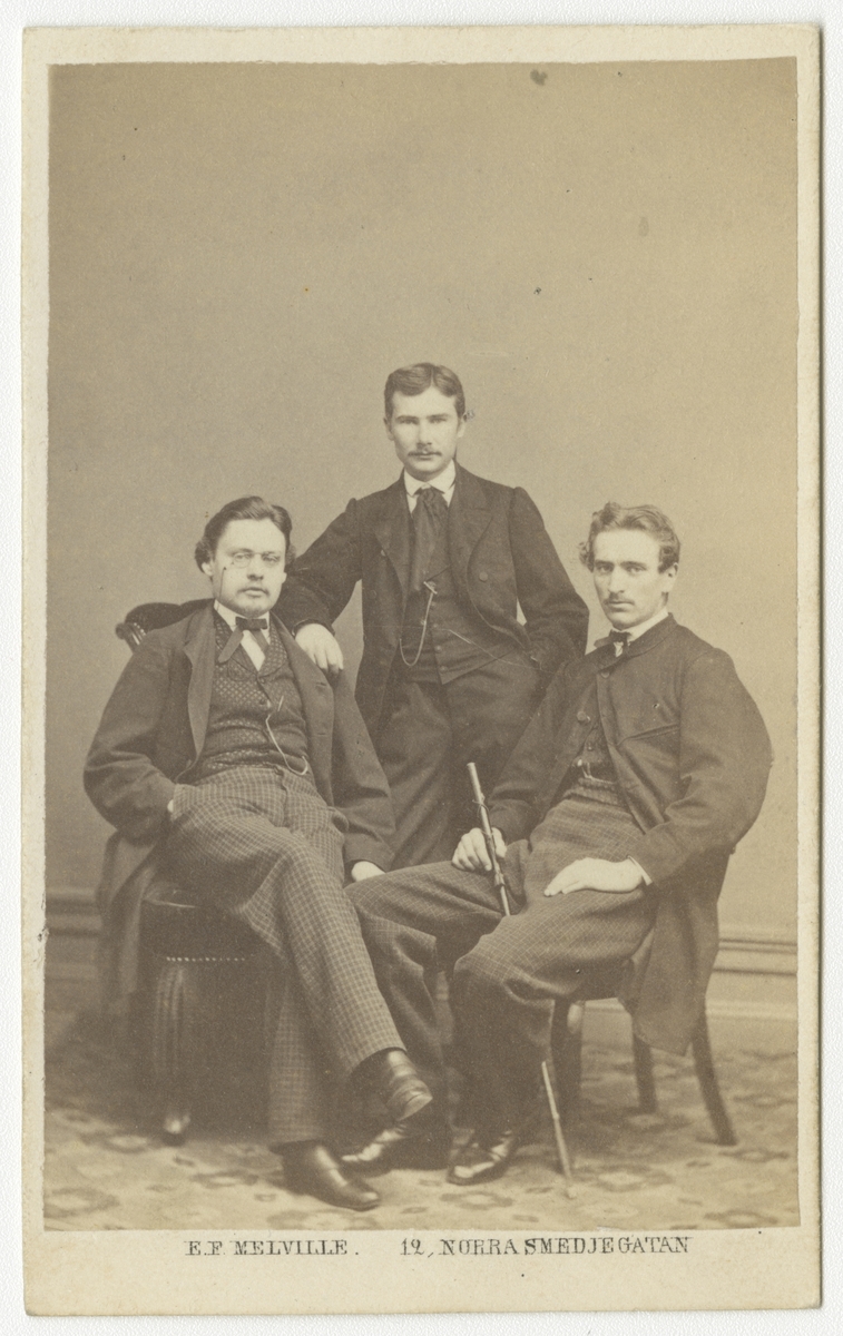 Grupporträtt av kamrer Carl Gustaf Lundell, ingenjör Oscar Wickman och ...
