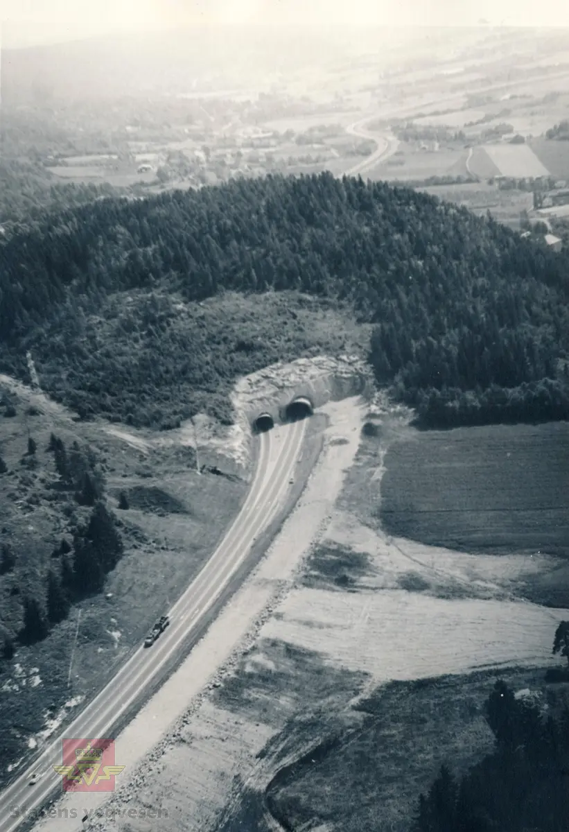 Motorveg E18 Lierbakkene, åpnet i 1967 med to kjørefelt pluss ...