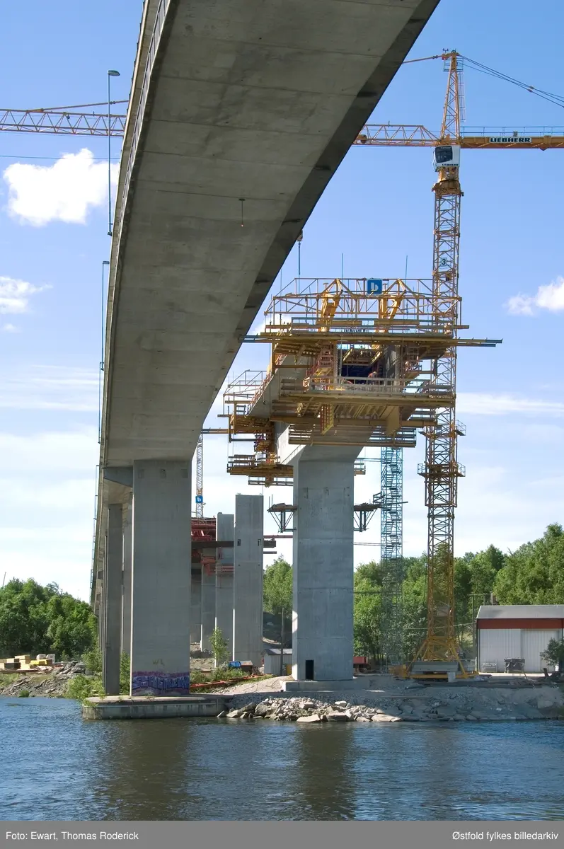 Utvidelse i 2007 av Sandesund bru i Sarpsborg, til fire-feltsvei E6 ...