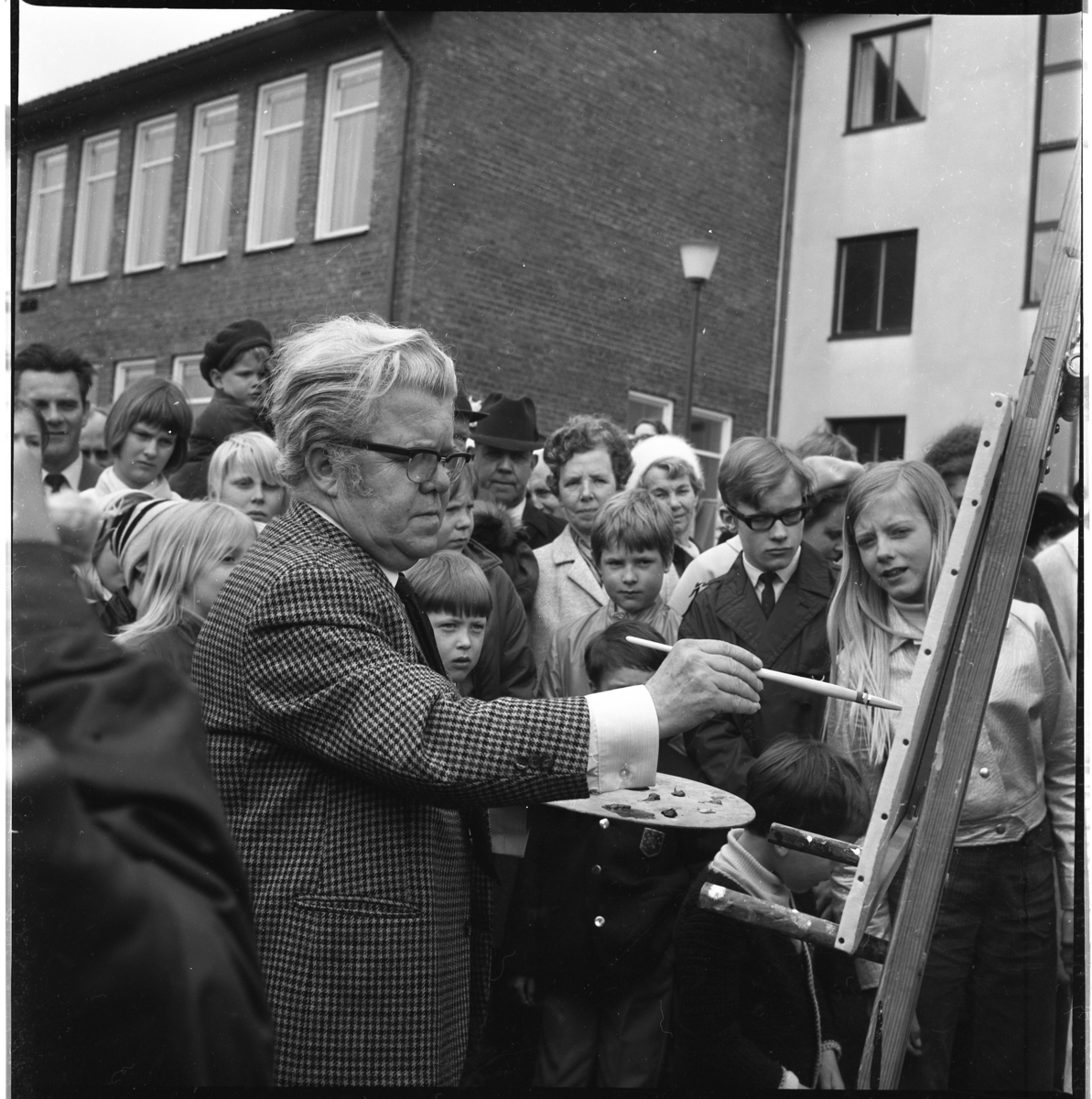 Konstnären Georg Hans Trapp står vid ett staffli och målar. Han är ...