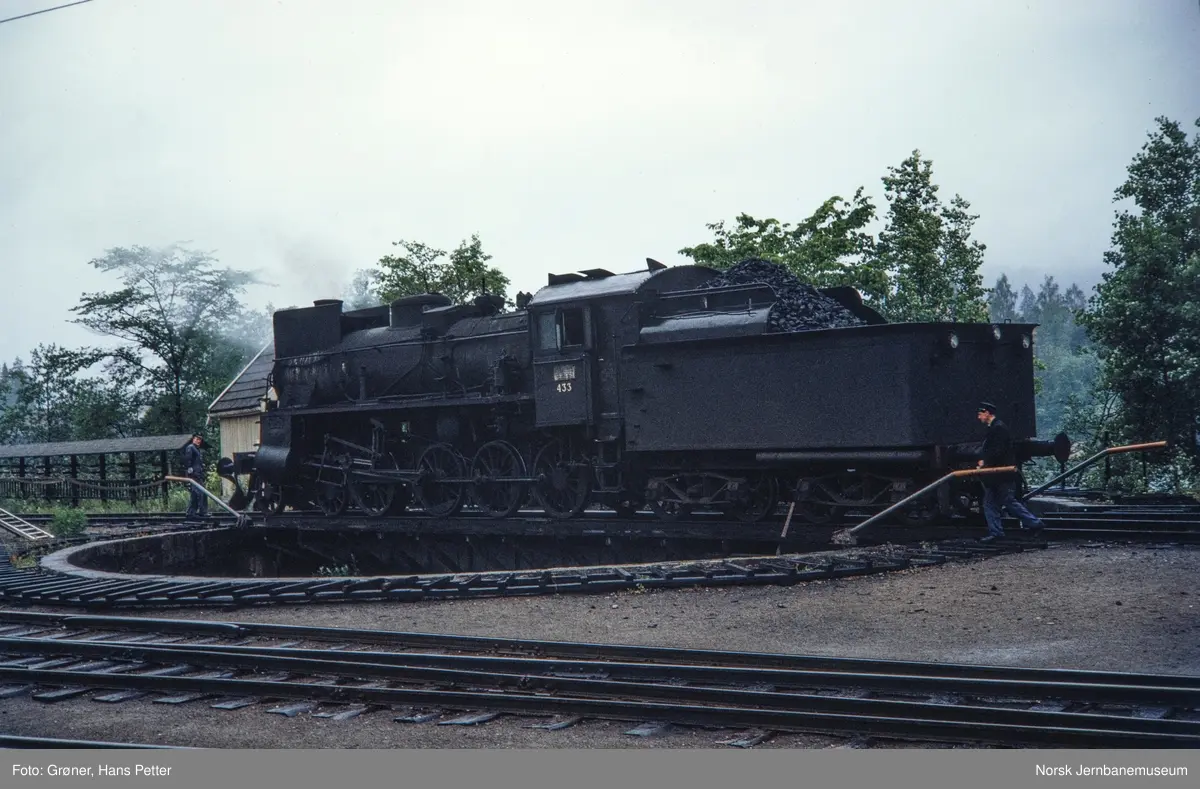 Damplokomotiv type 26c nr. 433 på svingskiva på Kongsvinger stasjon ...