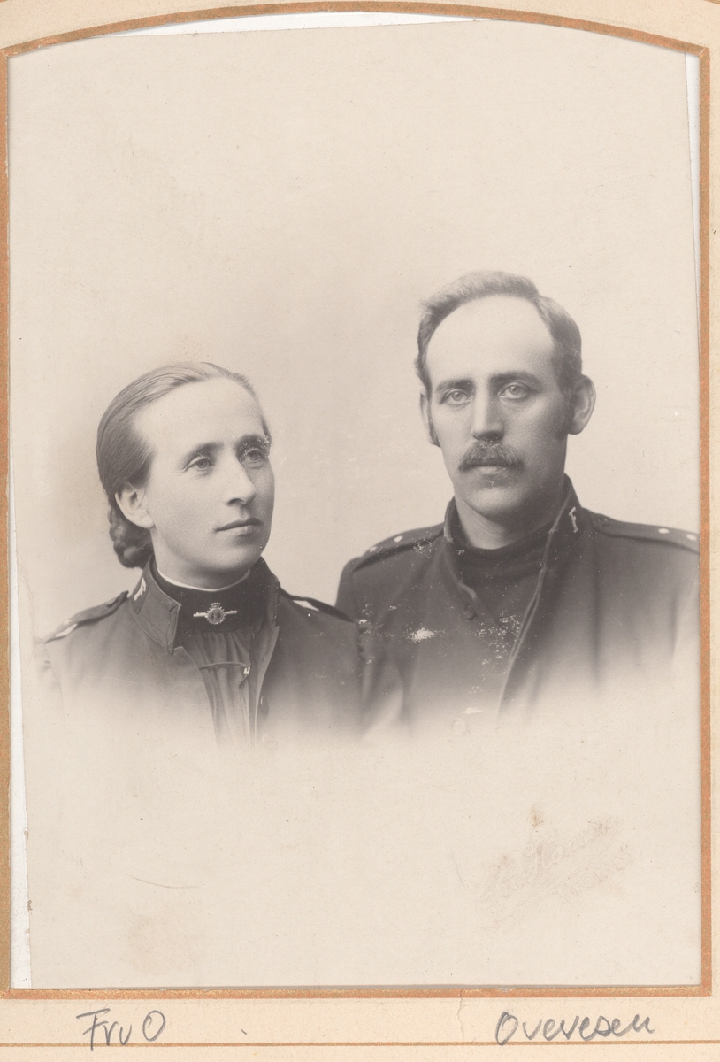 Studioportrett av ekteparet Ovesen i Frelsesarméuniformer. - Sør-Troms ...