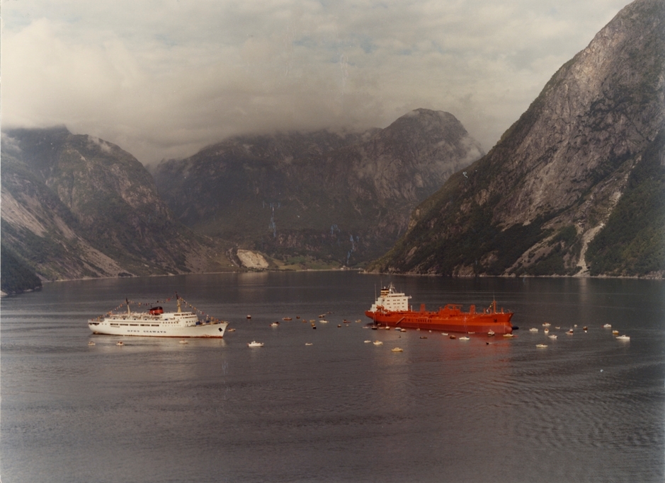 Motivet viser M/T MAURANGER (bygget i 1981 for Westfal-Larsen) og M/S ...