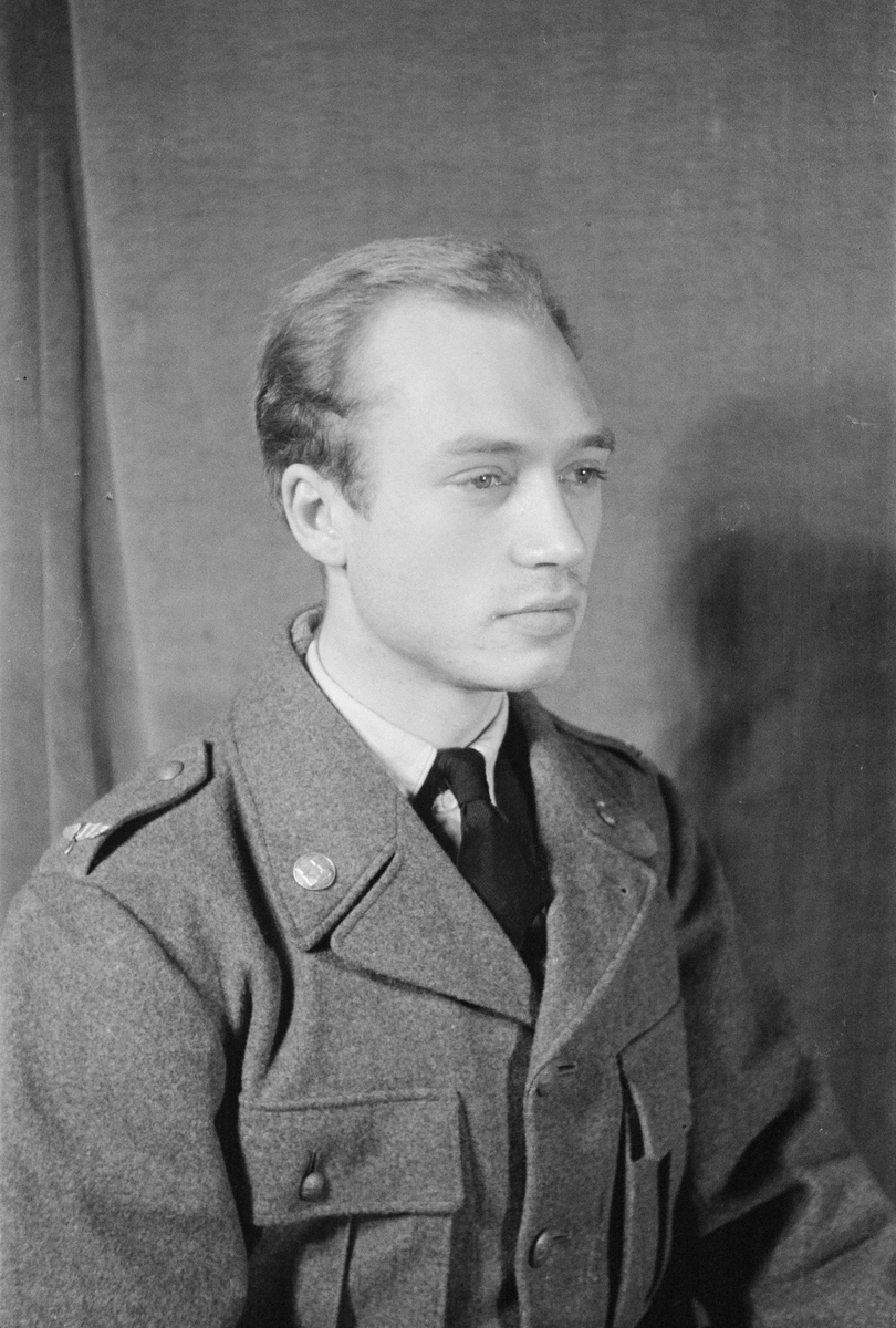 Porträttfoto av soldat Lars Herman Lindberg (nummer 799), mekaniker vid ...