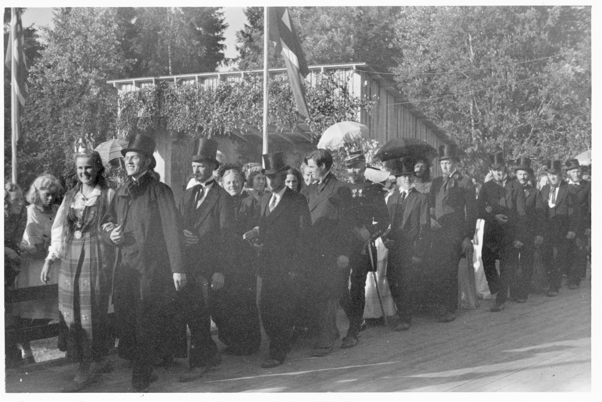 Brudeopptog på Stenbergdagen 1946. Noen av personene er identifisert ...