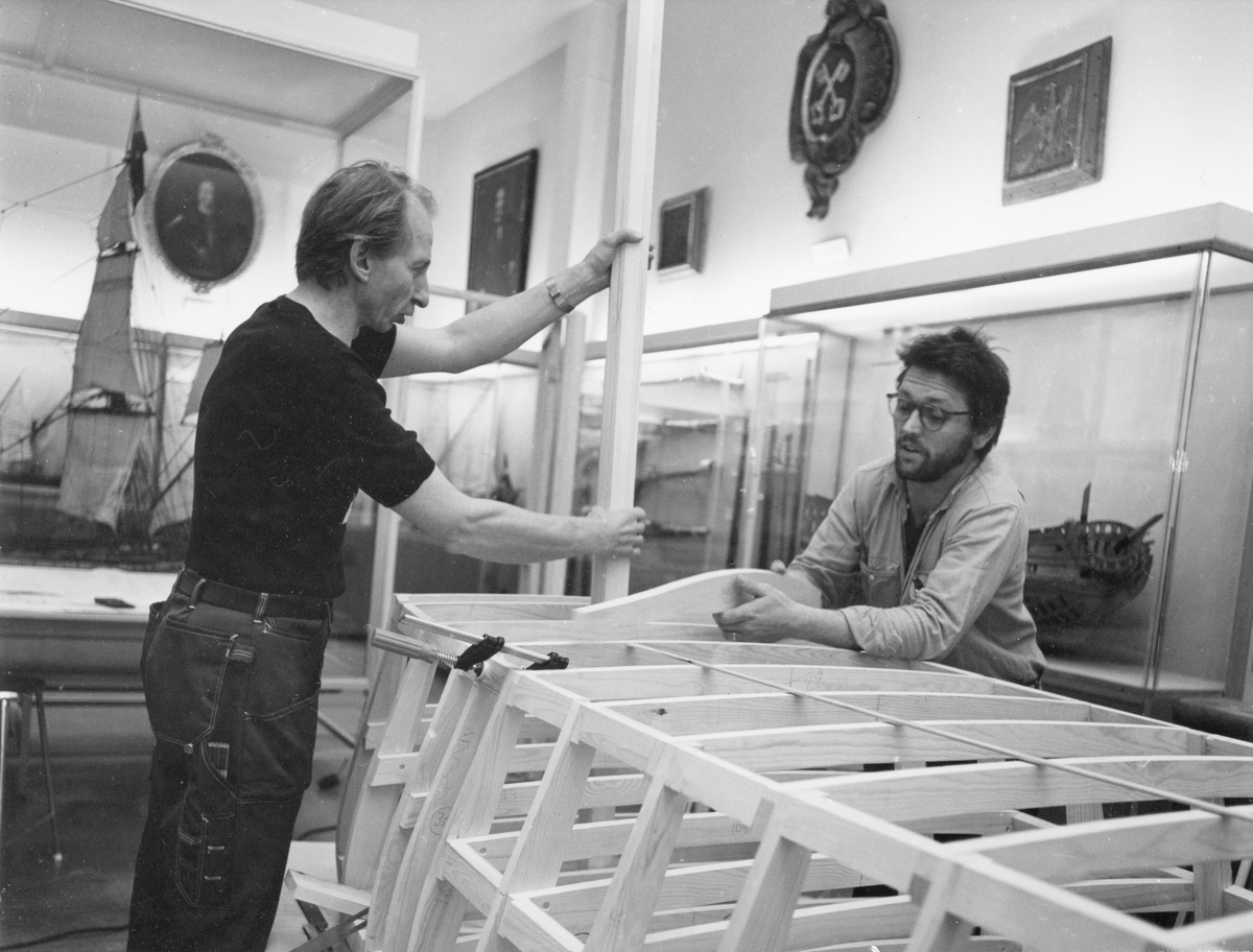 Modellbyggarna Göran Forss (t.v.) och Lars Eriksson i arbete med ...