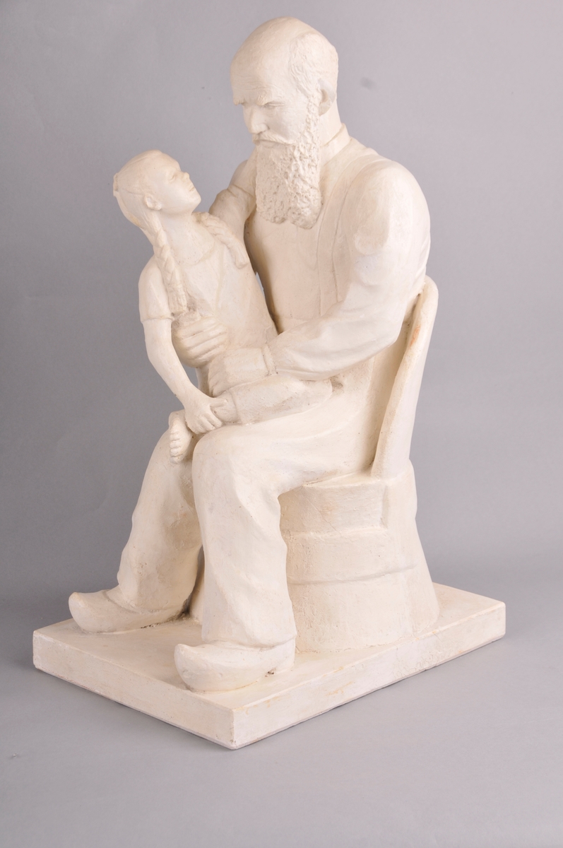 Bestefar fortel [Skulptur] - Vest-Telemark Museum / DigitaltMuseum