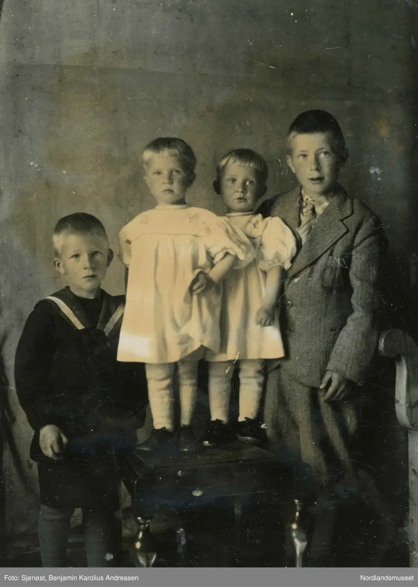 Portrett av fire søsken. Oddvar, Frid, Anny og Arne Strand fra ...