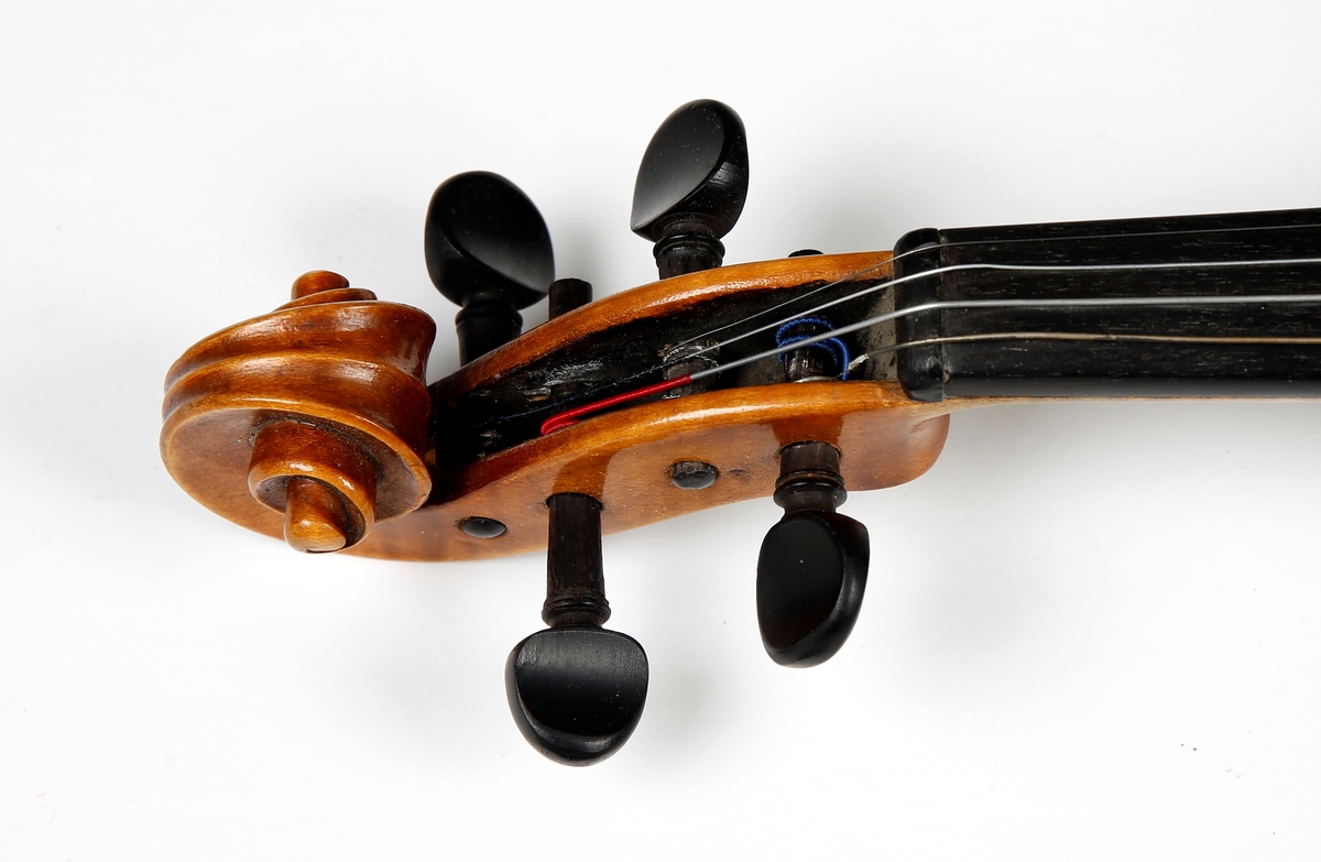Fiolin med bue og kasse - Anno Glomdalsmuseet / DigitaltMuseum