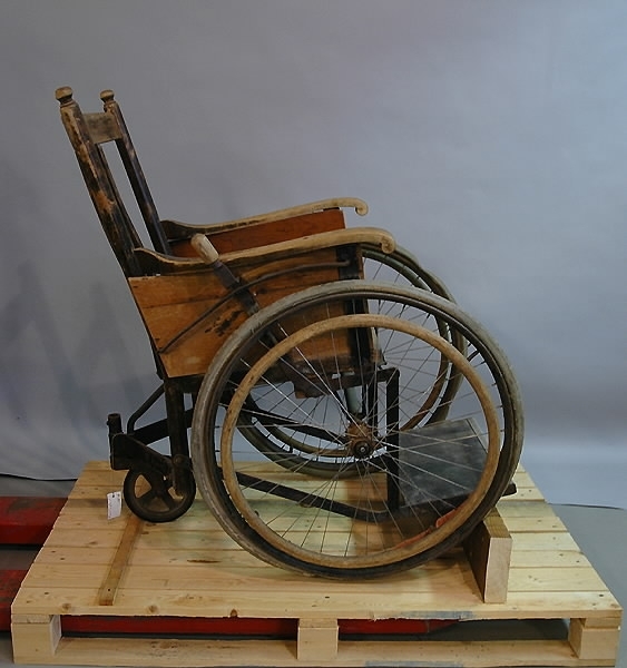 Rullstol - Hallands kulturhistoriska museum / DigitaltMuseum