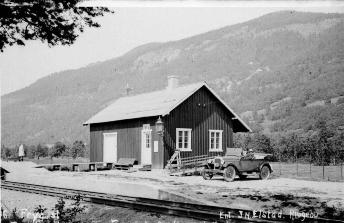Ringebu. Frya stasjon. Rampe med pakkhus. Bil utenfor. - Maihaugen ...
