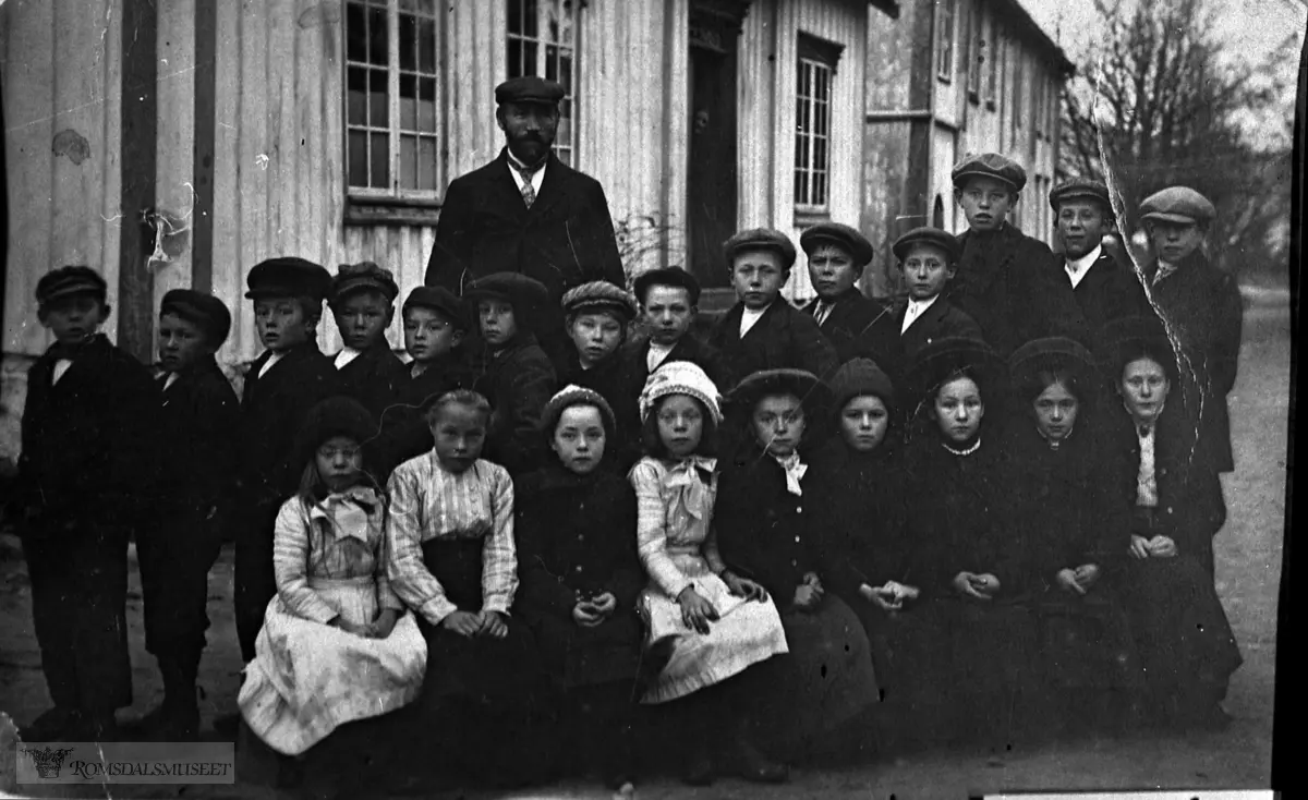 Skoleklasse ved Myklebostad skole i 1913. med lærar Tore Lien ... Skoleklasse ved Myklebostad skole i 1913. med lærar Tore Lien ...