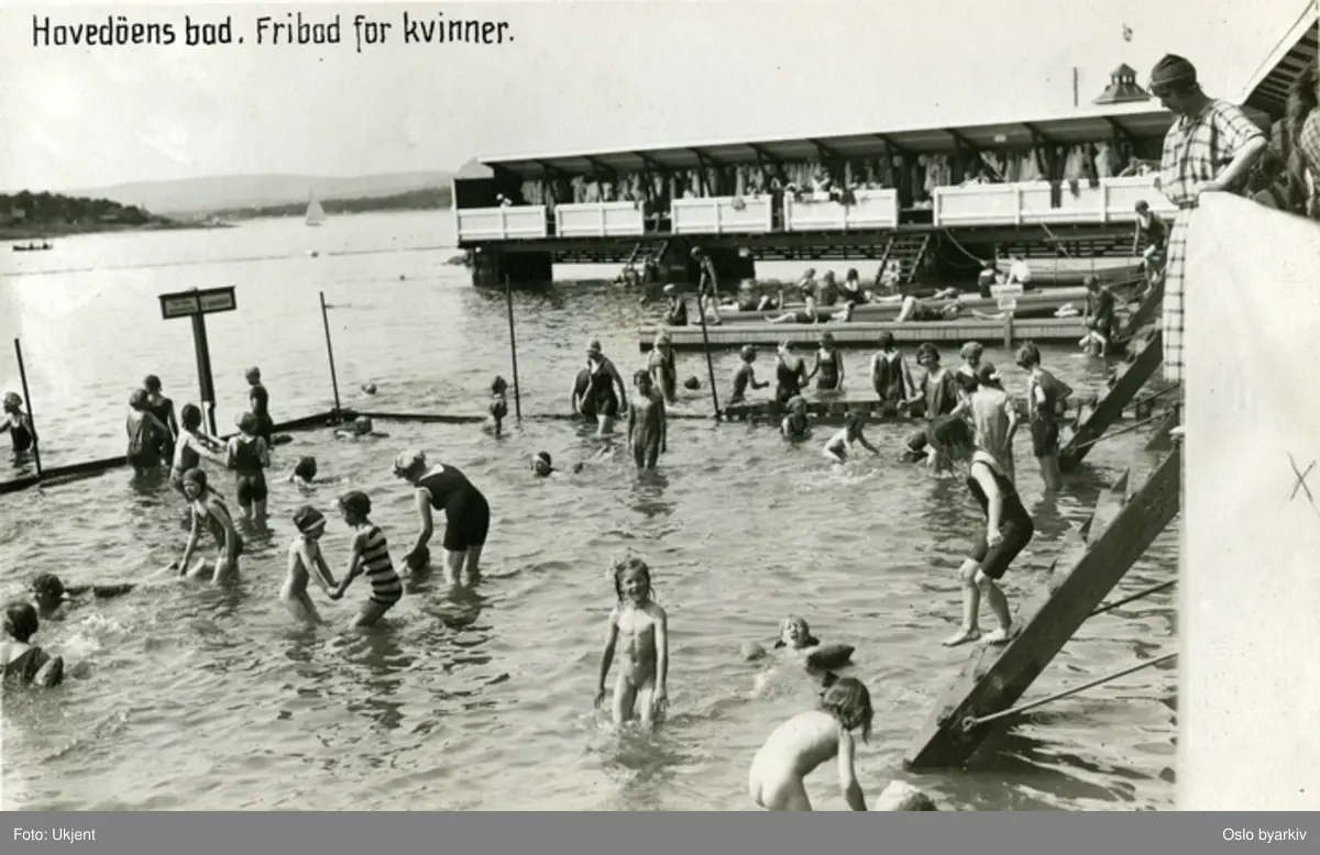 Hovedøya bad. Damebadets fribad med badende kvinner og barn. Inndelt ...