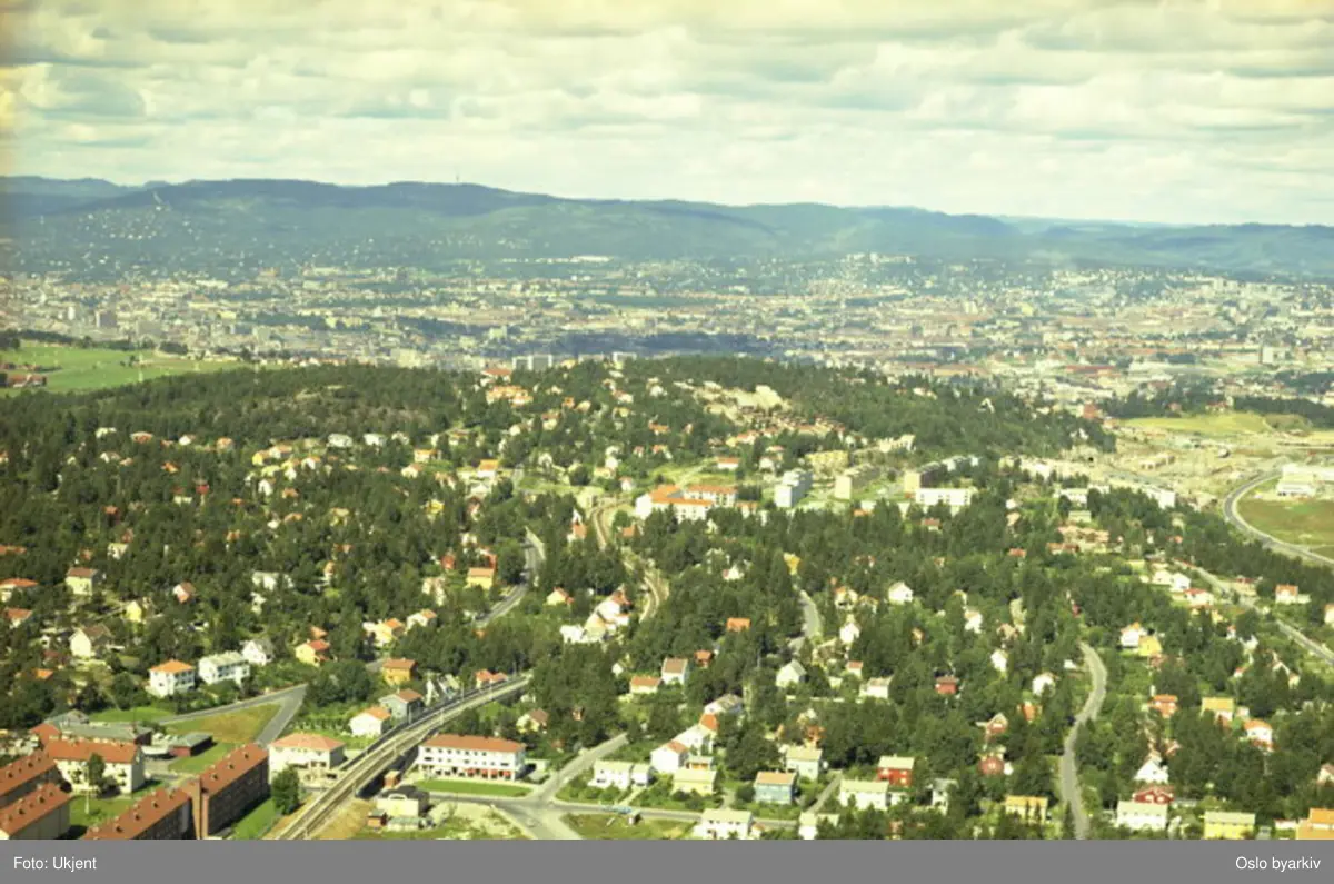 Trikkesporet til Lambertseterbanen går i bro over Raschs vei i front ...