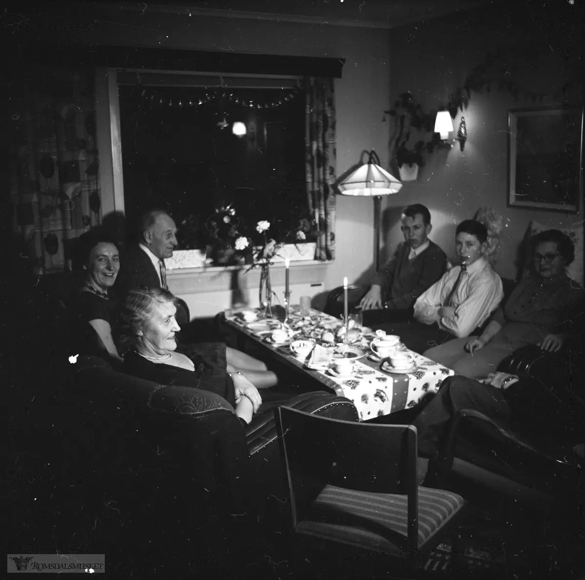 Juleselskap hos Emma og Erling Havnes..Bilde er tatt da Erling og Emma ...