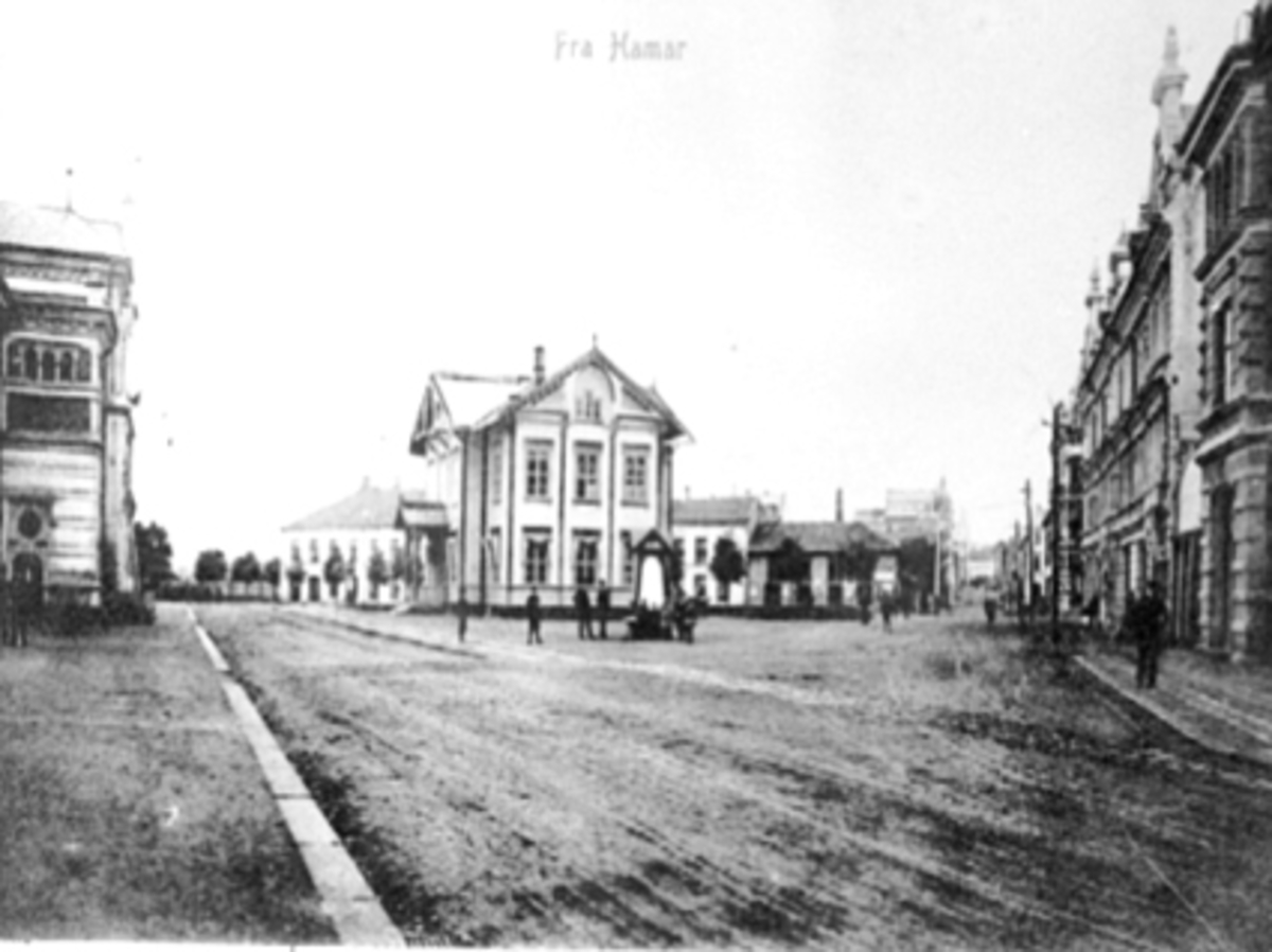 Postkort, Hamar, jernbaneplassen med Hamars første stajonsbygning ...