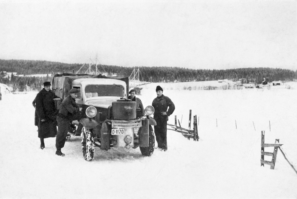 Bil med knottgenerator ved Framnesbrua, Kvarbergvika, Ringsaker under ...