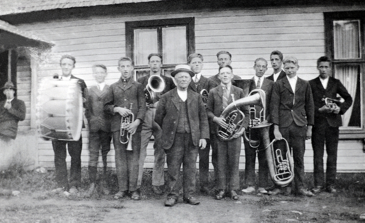 GRUPPE: 12 TANGEN MUSIKKORPS, INSTRUMENTER, FRA VENSTRE: ANDERS ...