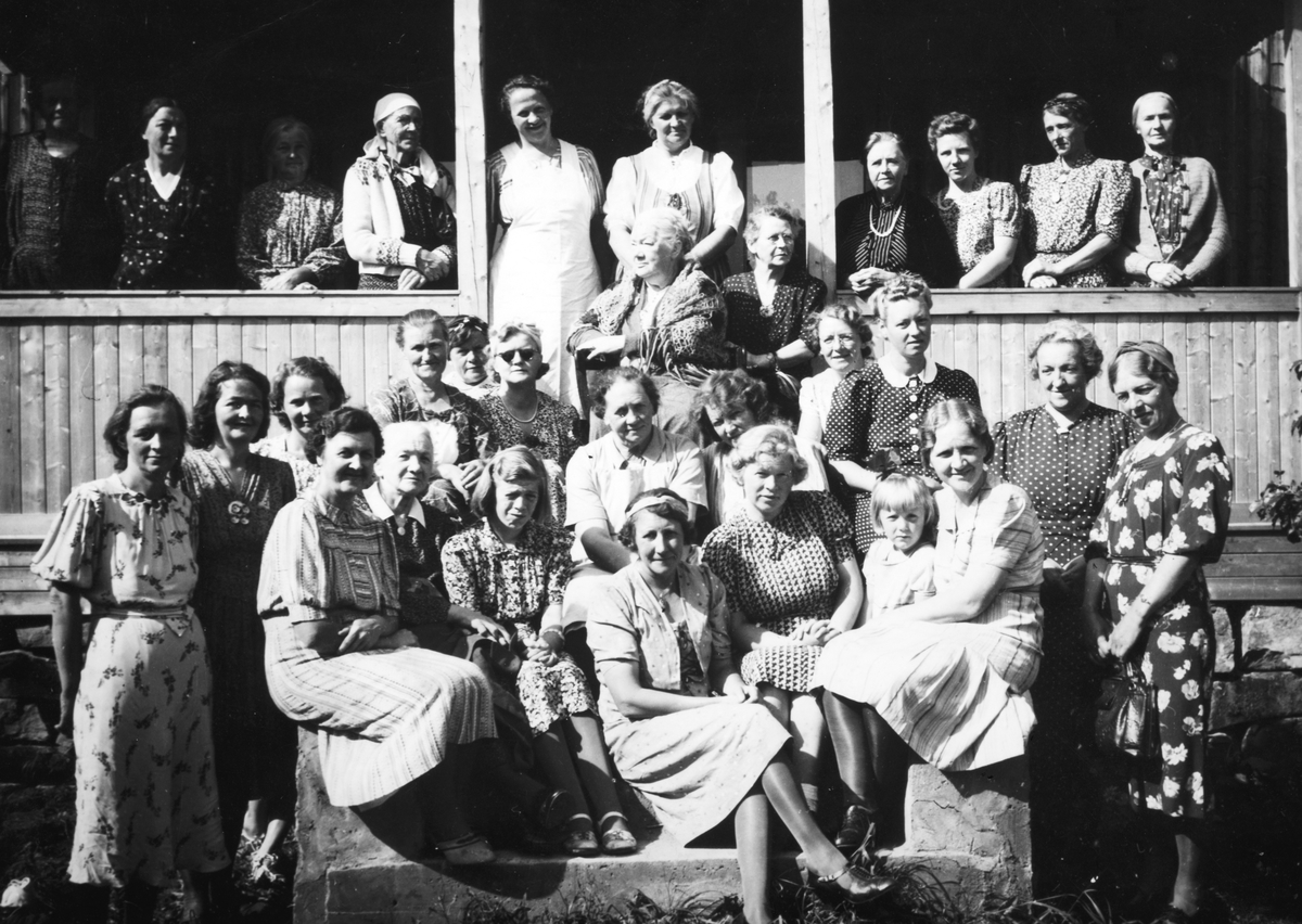 Espa Sykepleieforening på tur til Temmen på Tangen i Stange i 1943 ...