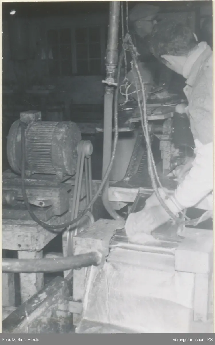 Filetene flås, filetfabrikken på Finotro, 25. januar 1956 - Vardø ...