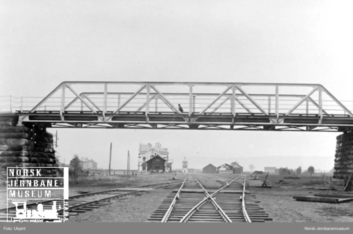 Levanger stasjon med vegovergang i forgrunnen - Norsk Jernbanemuseum ...