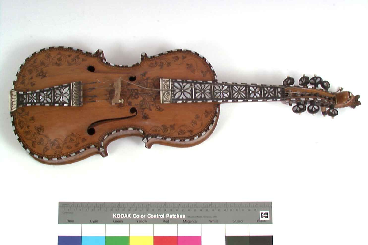 Hardingfele - Norsk Folkemuseum / DigitaltMuseum