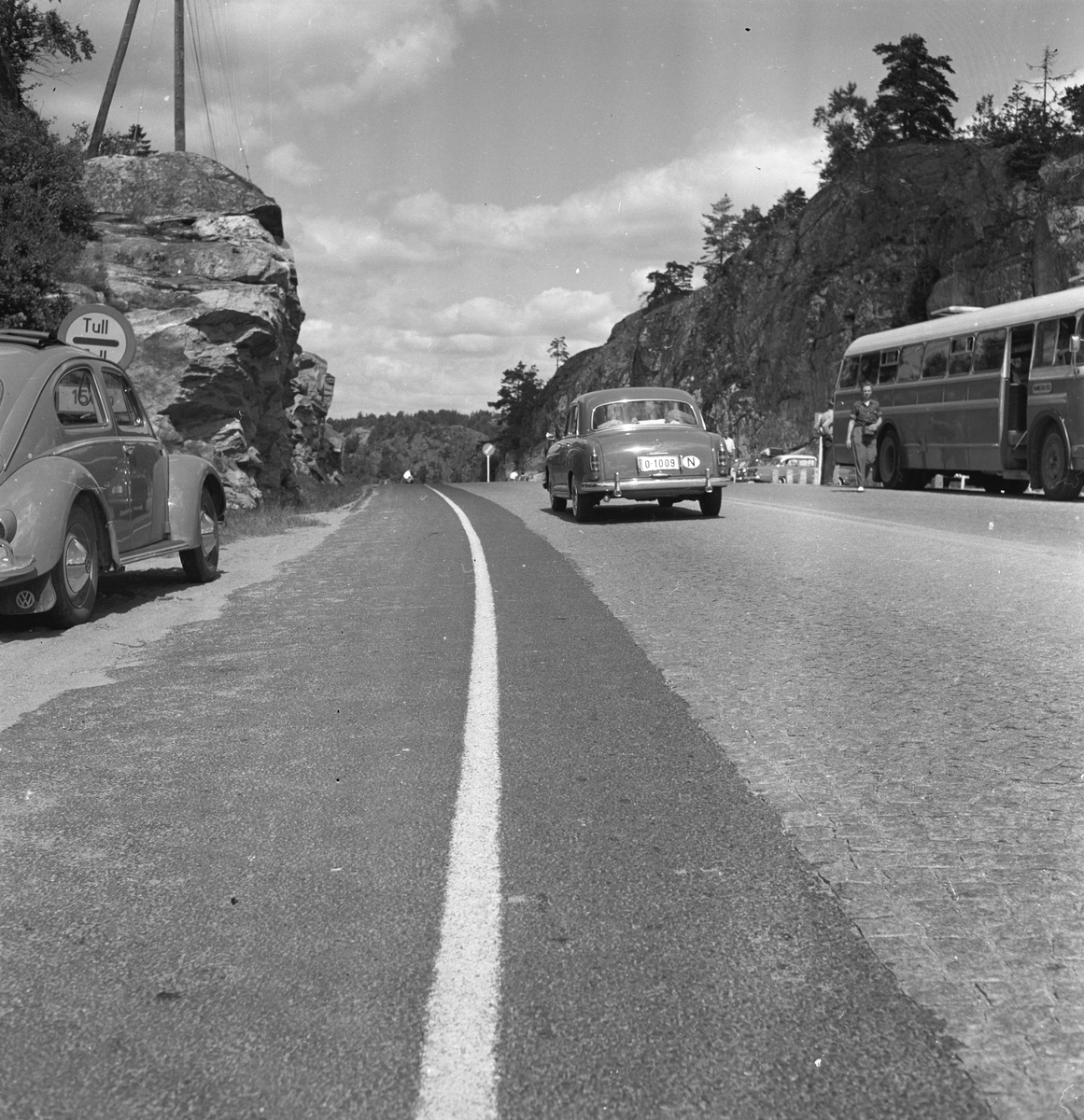 Langs Riksvei 1står et skilt med "Tull/Toll" på grensen mellom Sverige ...