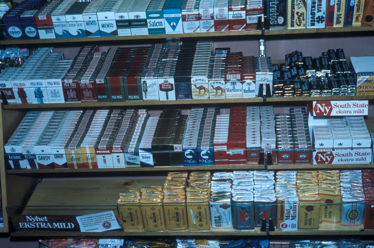 Butikkinteriør. Hylle med tobakk i butikk. Strømmen tobakk og frukt ...