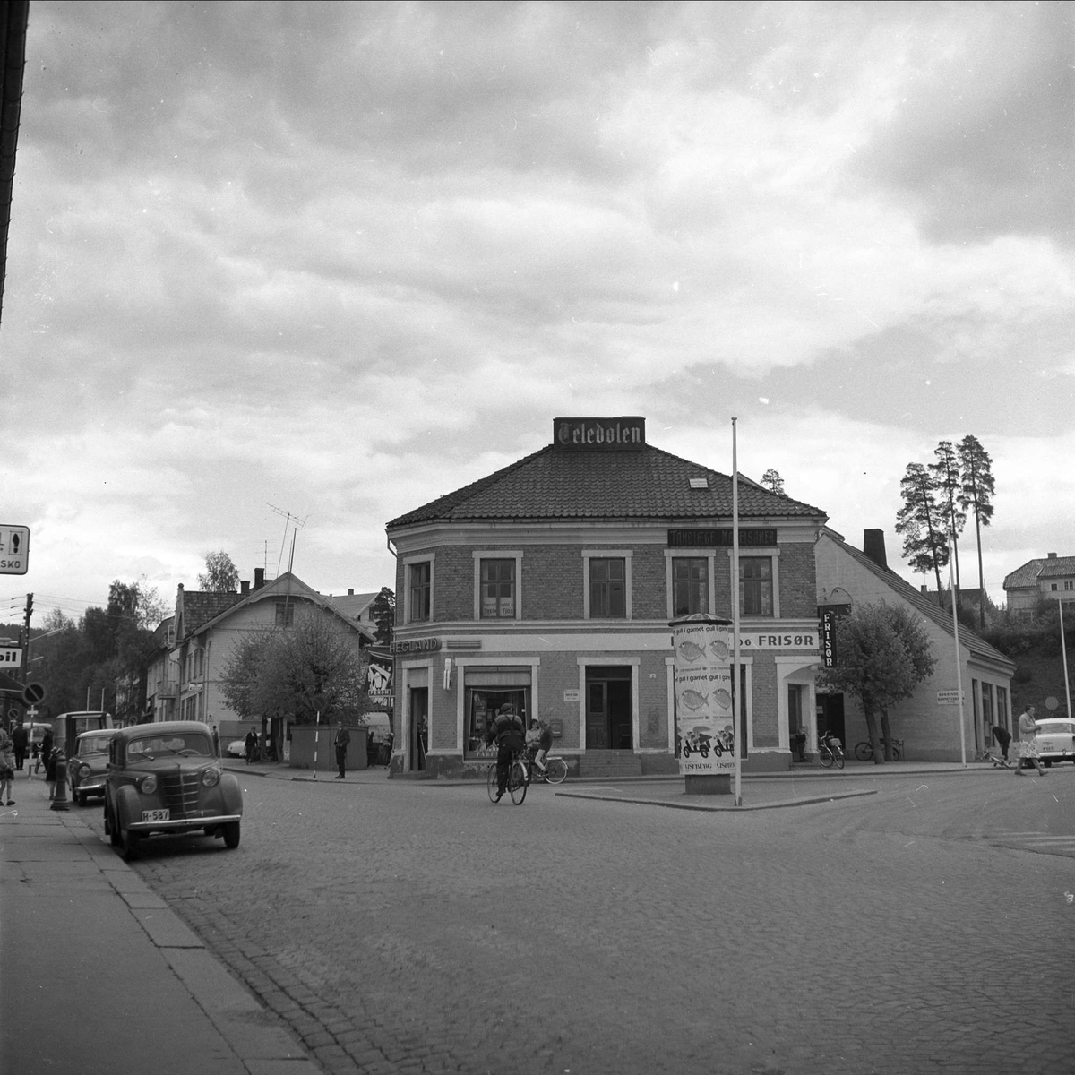 Storgata på Notodden med Heglandgården midt i bildet, avisa Teldølen ...