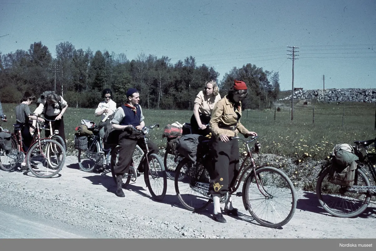 Cyklande sällskap på grusväg. - Nordiska museet / DigitaltMuseum
