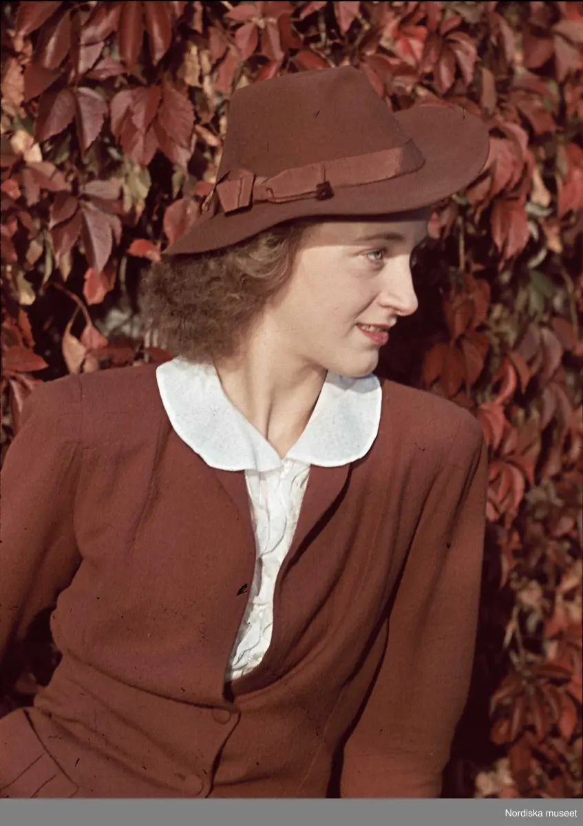 Kvinna i brun kappa och hatt. - Nordiska museet / DigitaltMuseum