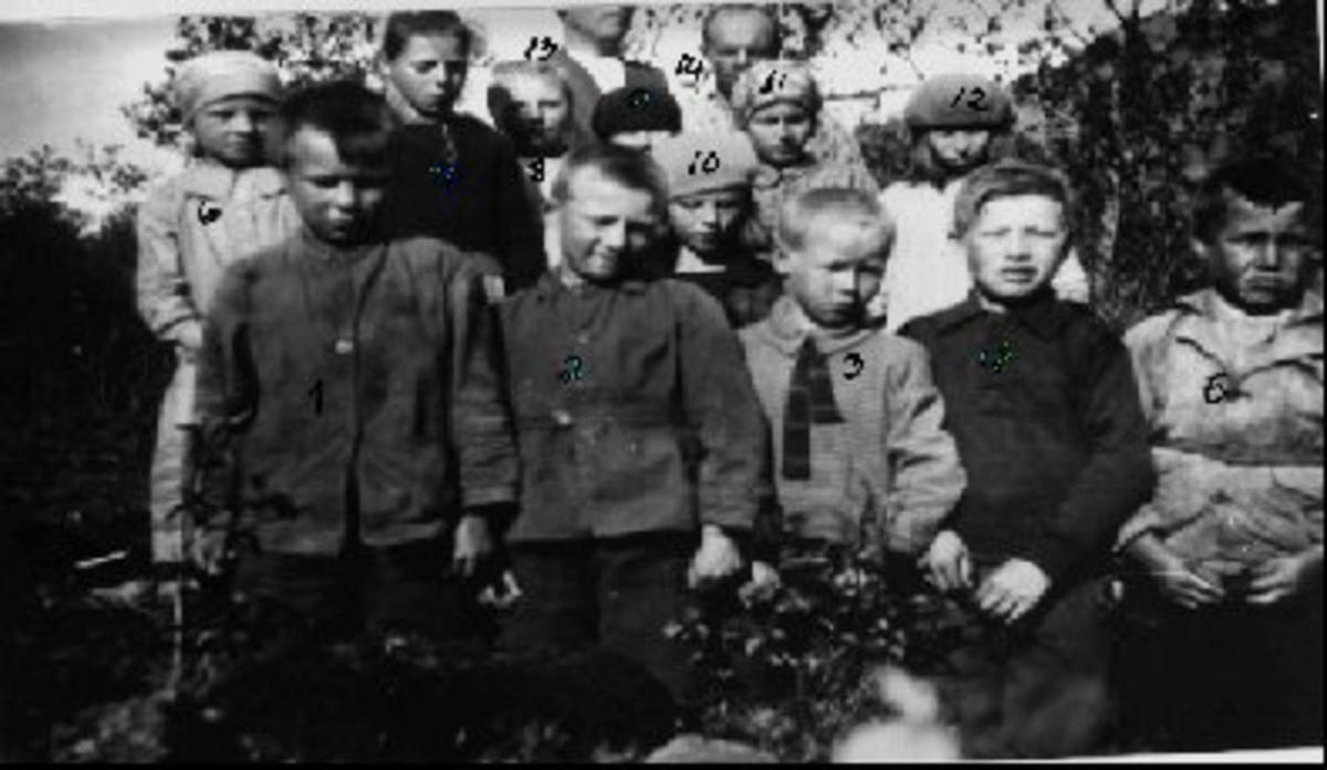 Elever fra Manndalen på plantedag hos Jens Nilsen. Fra venstre foran ...