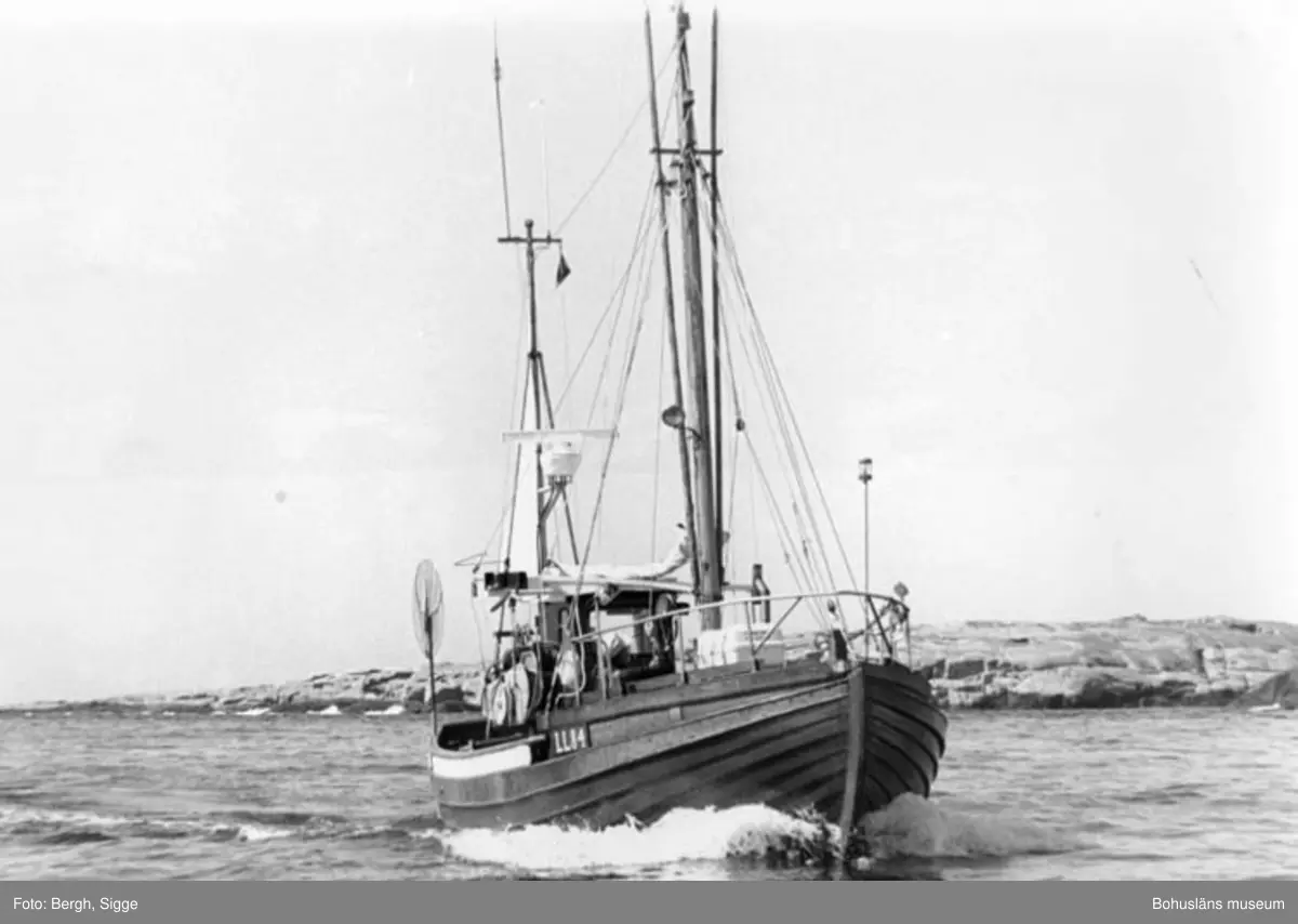 Enligt text på fotot: "Mary fr Väjern utanför Smögen aug 92 Ägare ...