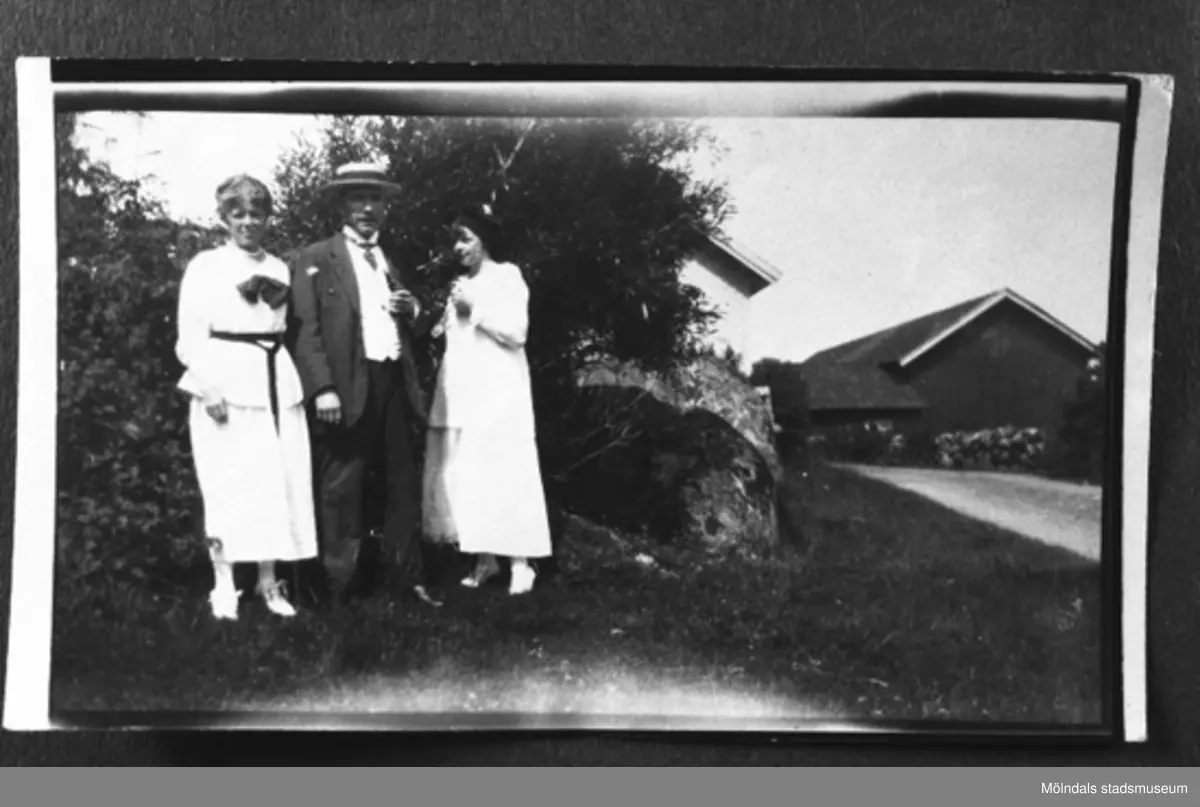 Carl Krantz (skomakare på Stretereds skolhem) tillsammans med vänner ...