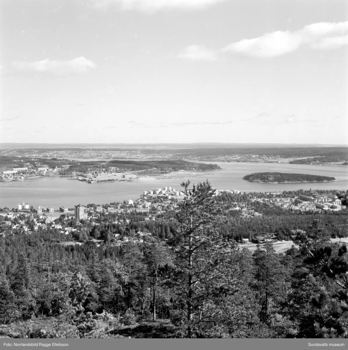 Vy över Sundsvall från Södra berget. LV5, Ortviken, hamnen ...