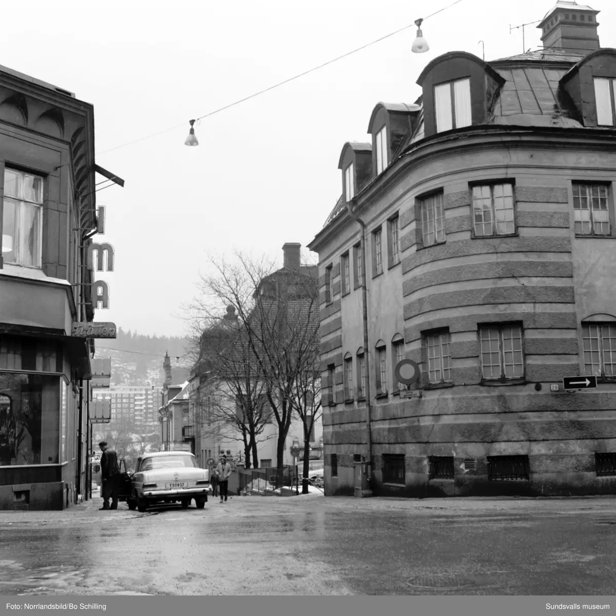 Kvarteret Penningen med gamla badhuset och museet ur olika vinklar och ...