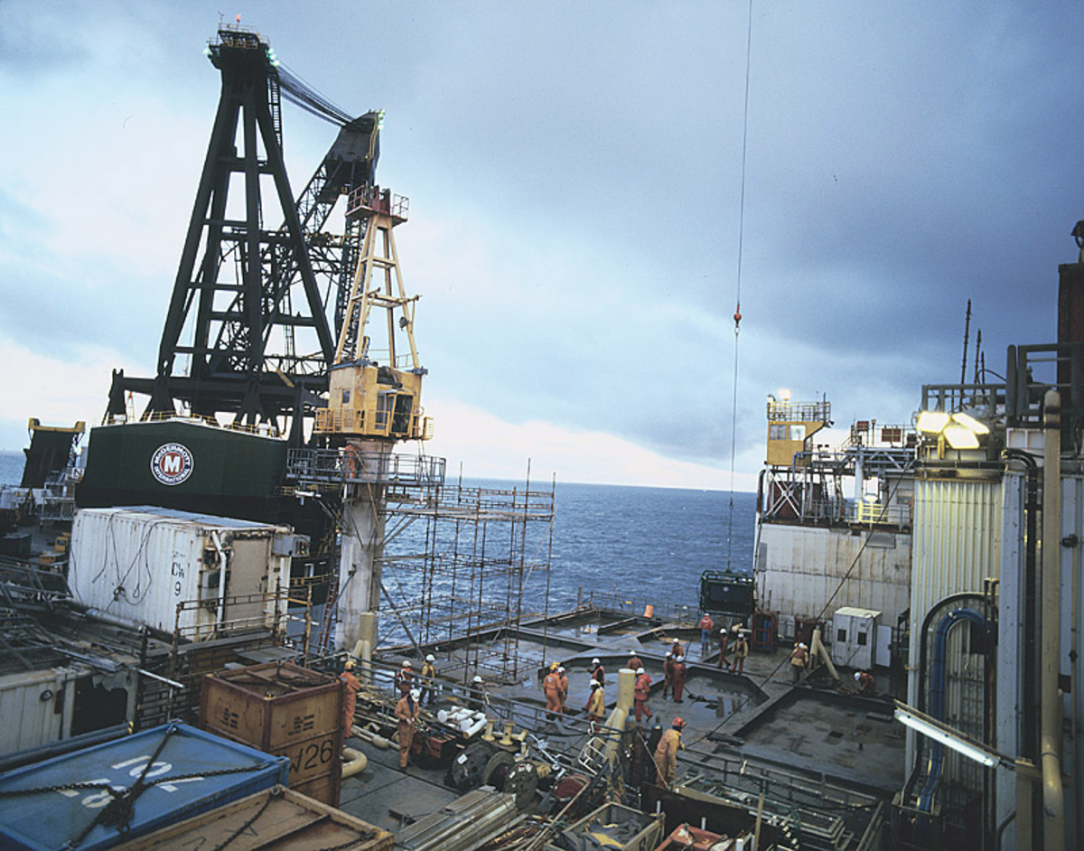 Moduler til Tommeliten løftes ombord på plattformen Edda 2/7 C. - Norsk ...