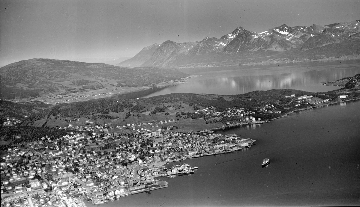 Flyfoto av Harstad, med Hagebyen og Grytøya i bakgrunnen. - Sør-Troms ...