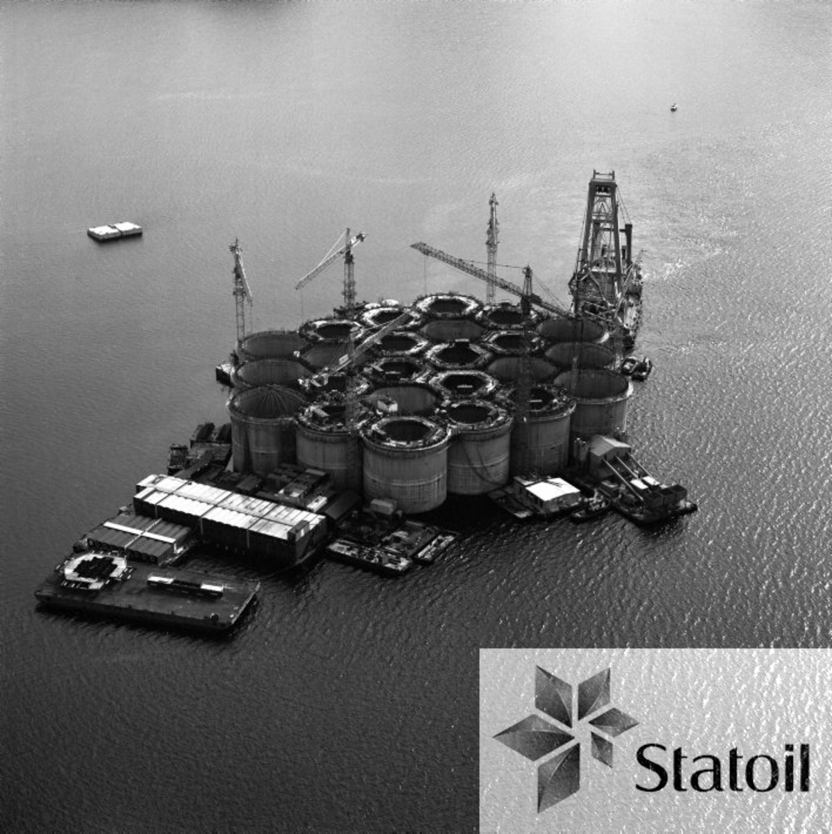 Betongkonstruksjonen til Statfjord C er under bygging i Gandsfjorden ...