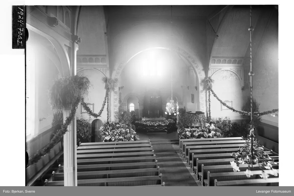Levanger kirke pyntet I - Levanger Fotomuseum / DigitaltMuseum