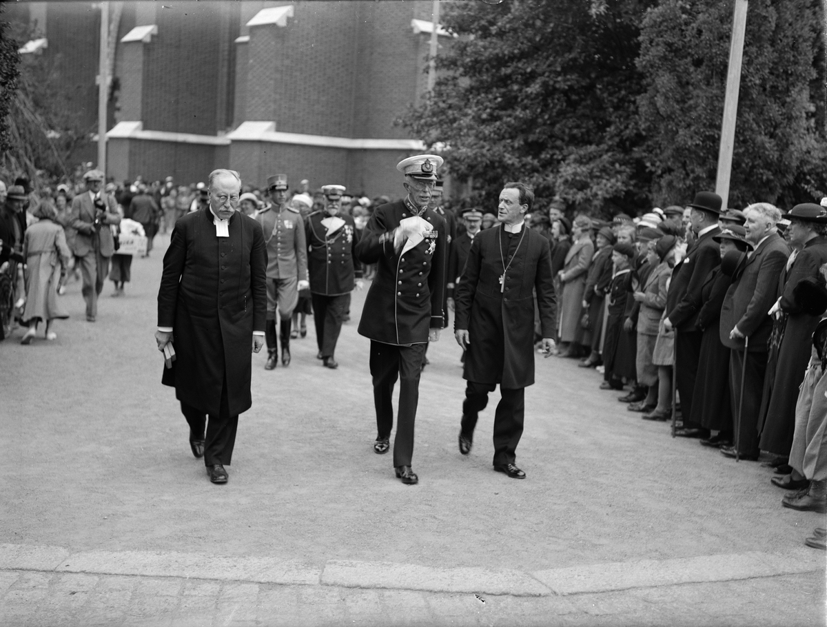 Ärkebiskop Erling Eidem och kung Gustav V utanför Uppsala domkyrka ...