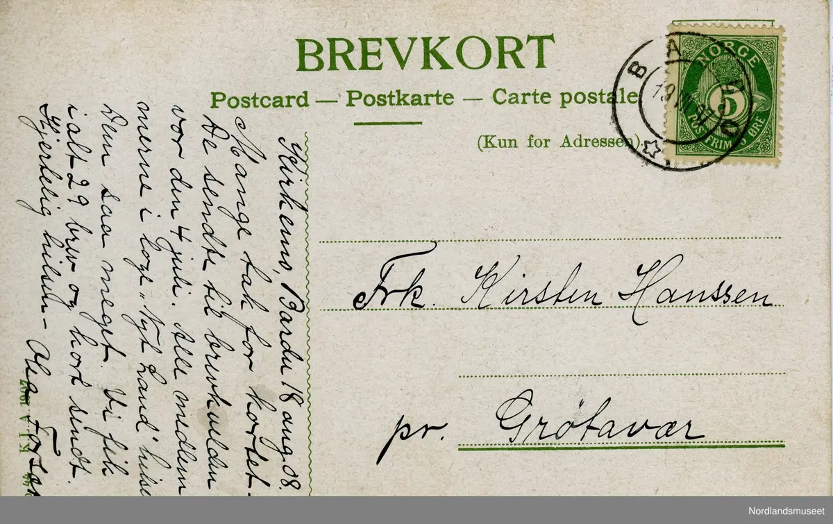 Postkort med bilde av to unge jenter i bunad. Den ene har rød stakk ...