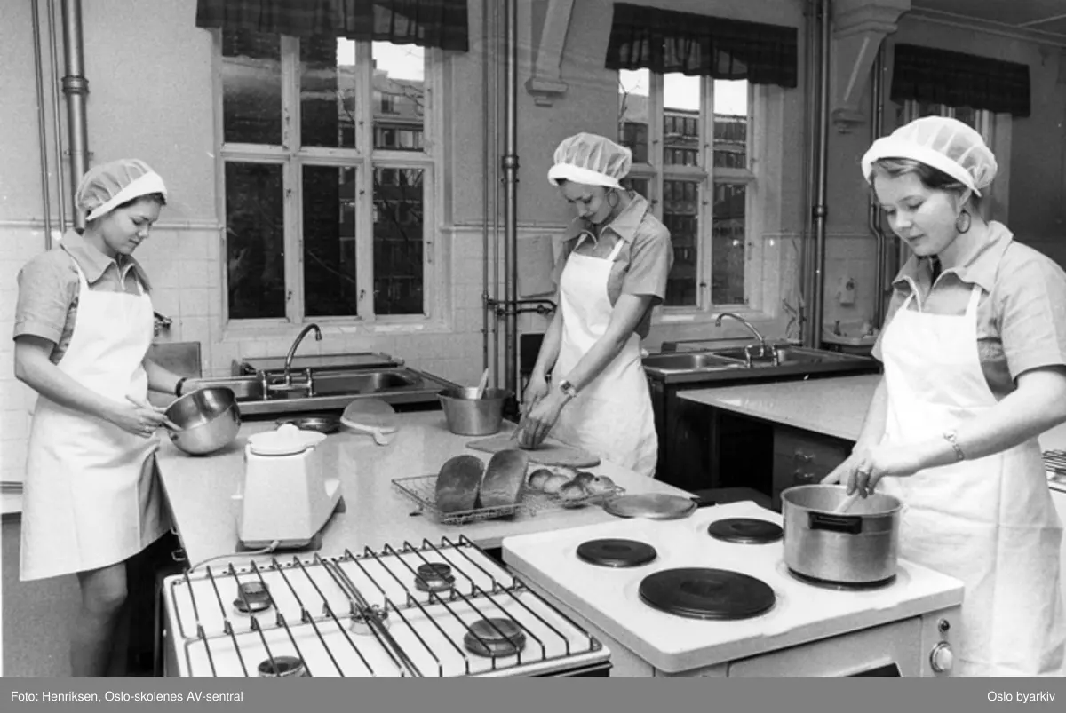 På skolekjøkkenet. Brødbaking, kjøkkenmaskin, mixmaster, miksmaster ...