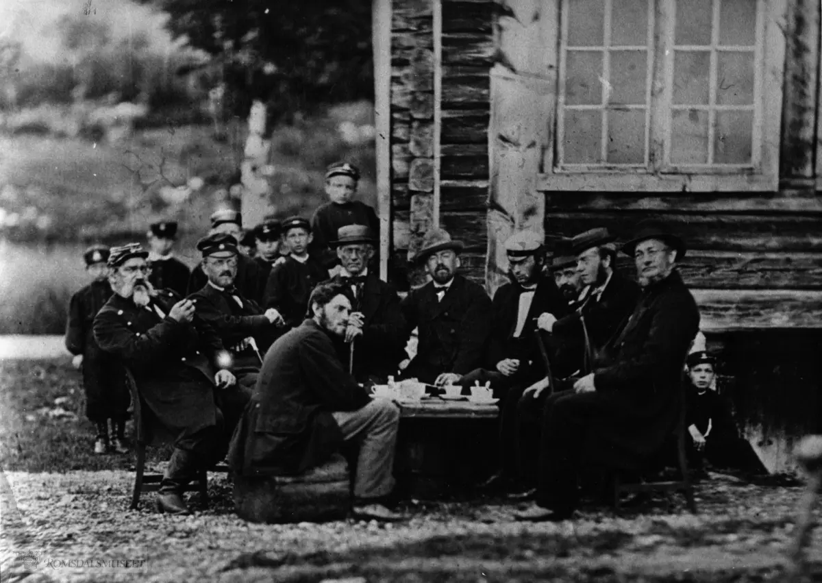 Årøleiren. Fra Molde lærd og Realskole utflukt til Aarø (Årø ca 1872 ... Årøleiren. Fra Molde lærd og Realskole utflukt til Aarø (Årø ca 1872 ...