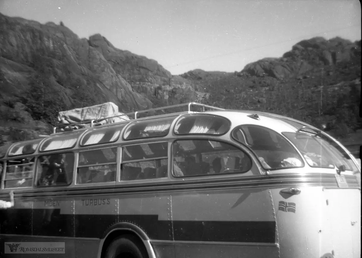 Bussen er en International 1952-modell og tilhørte John Moen i Måndalen ...