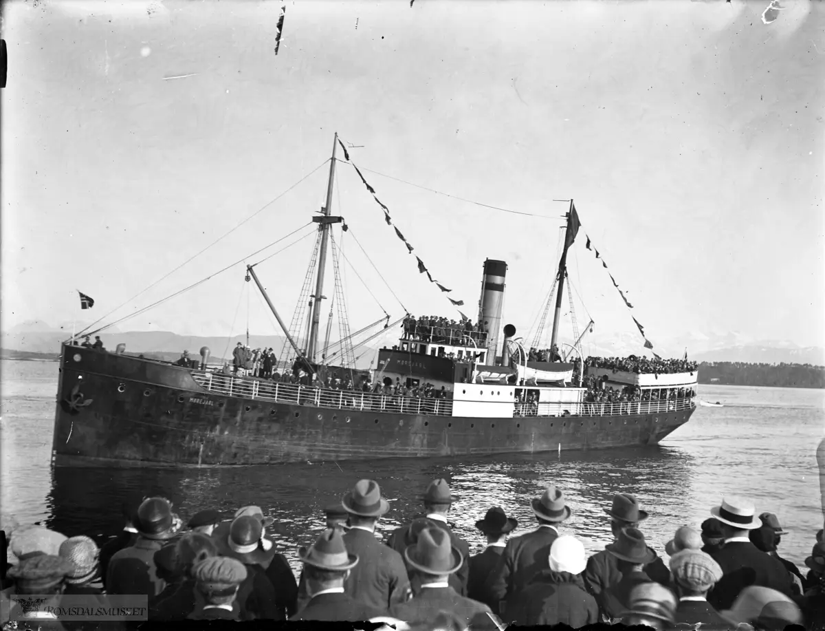 "Bondelagstevne"..DS «Mørejarl» var et dampskip bygd i Skottland ved ...